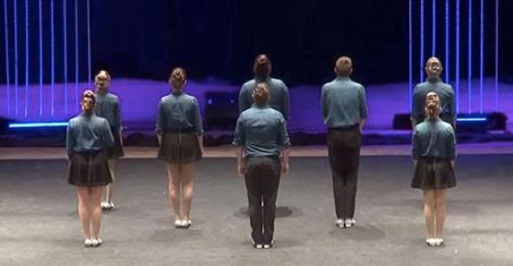 Les 8 danseurs s'alignent sur scène. Dès qu'ils commencent à danser, le ...